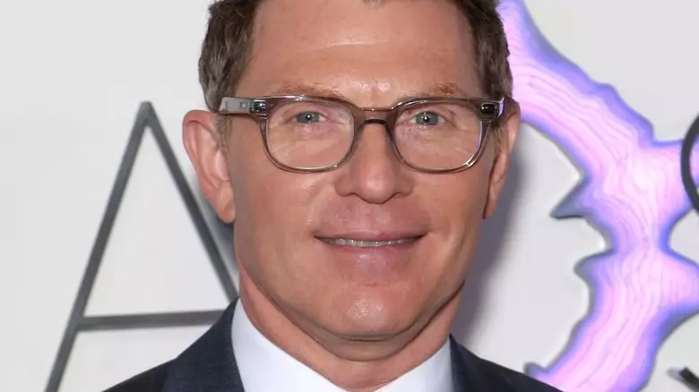 Bobby Flay မျက်မှန်တပ်ထားသည်။