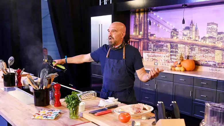 Michael Symon gotuje na planie