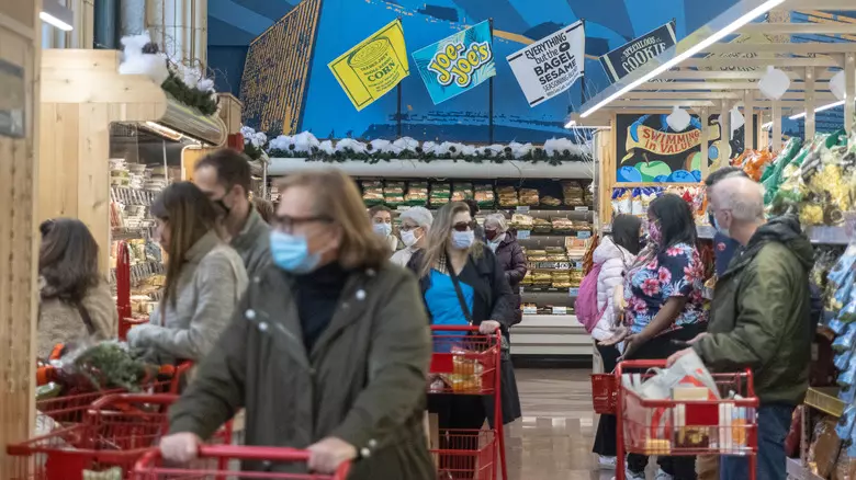 acheteurs dans un magasin très fréquenté du commerçant joe