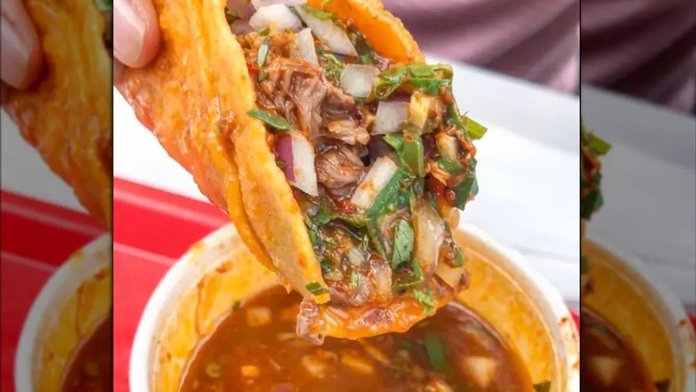 Birria taco lähivõtet kastetakse