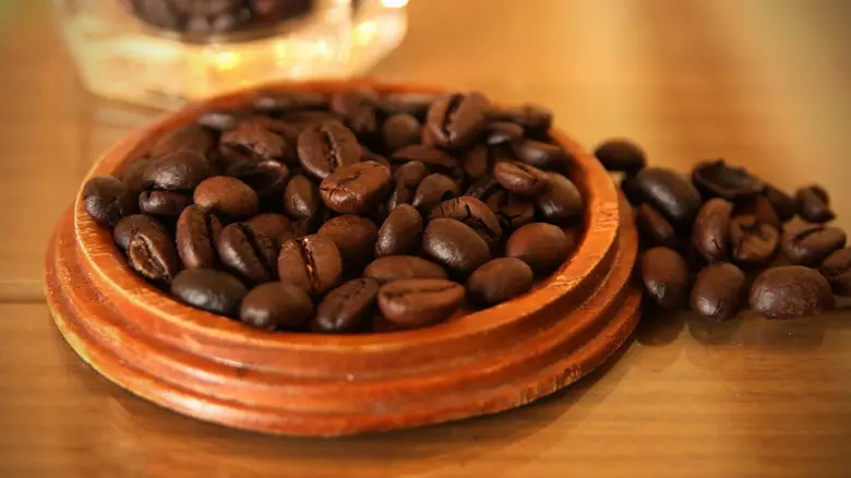 Szemes kávé fából készült tálban