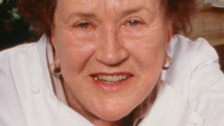 Julia enfant souriant devant des légumes et une casserole