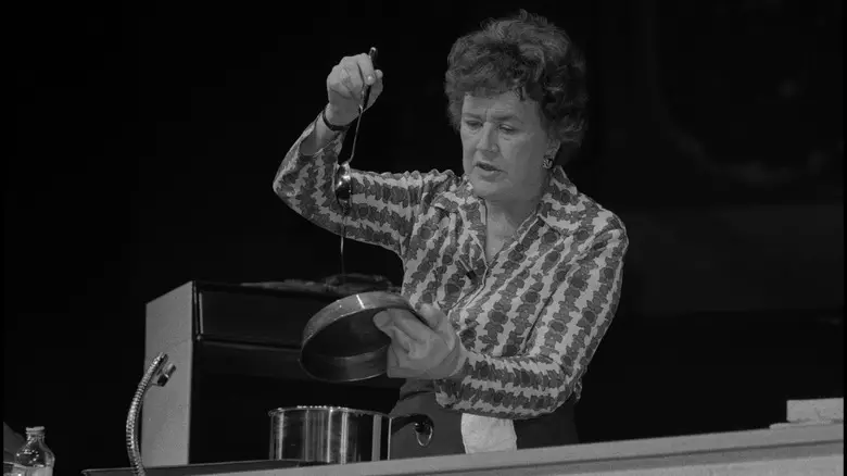 Julia Child kuha na odru