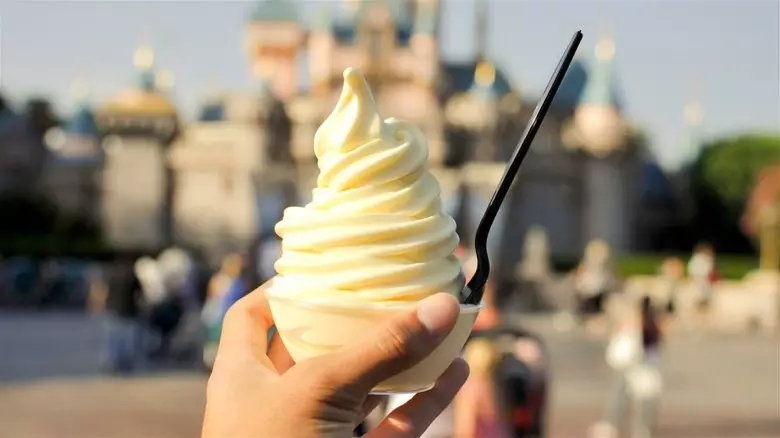 en hand som håller en kopp ananas dol piska på Disneyland