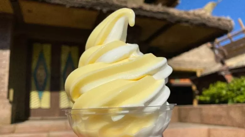 kopp kokos ananas virvlar Dole Whip i Magic Kingdom på Disney World