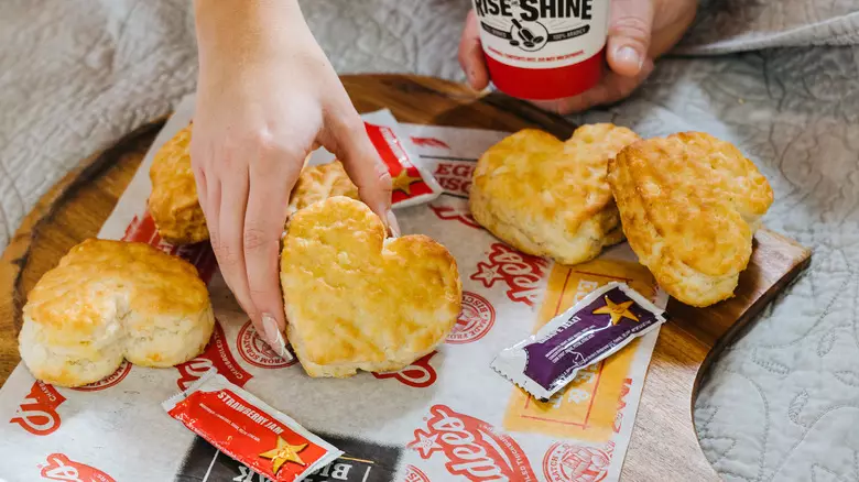 Käsi Hardee's Heart Shaped Biscuit