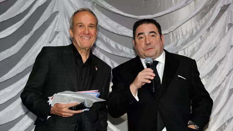 Emeril Lagasse praat met 'n vriend