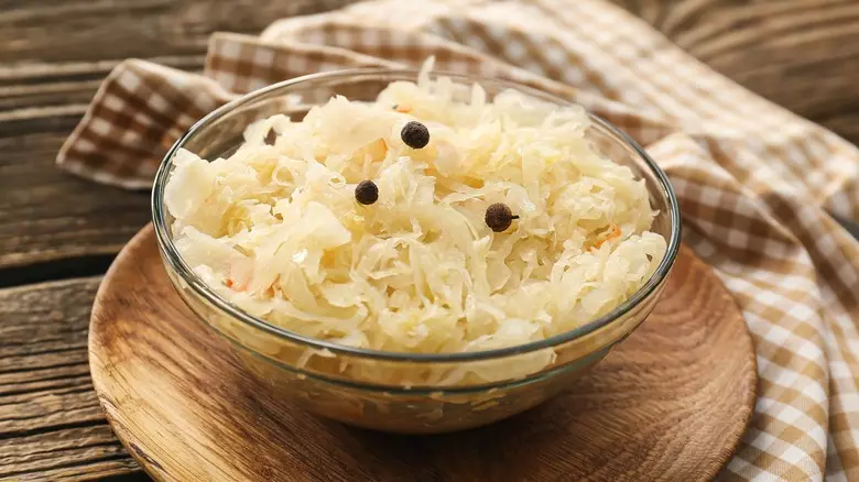 लाकडी बोर्ड वर sauerkraut