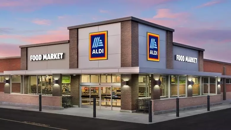 Mbele ya duka la Aldi