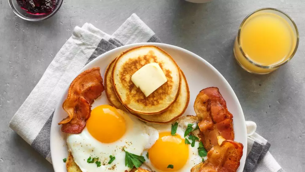 Amerikanesche Frühstück net aus engem franséische Restaurant