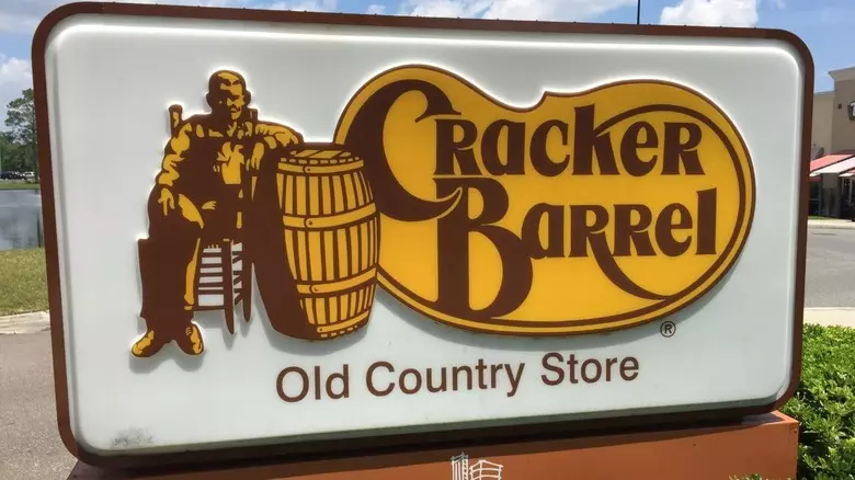 Аломати Cracker Barrel дар равшании рӯз