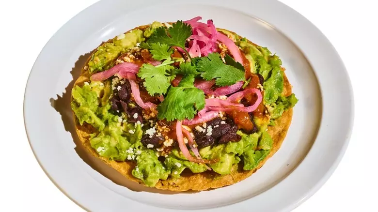 Una tostada con guacamole a Tacombi