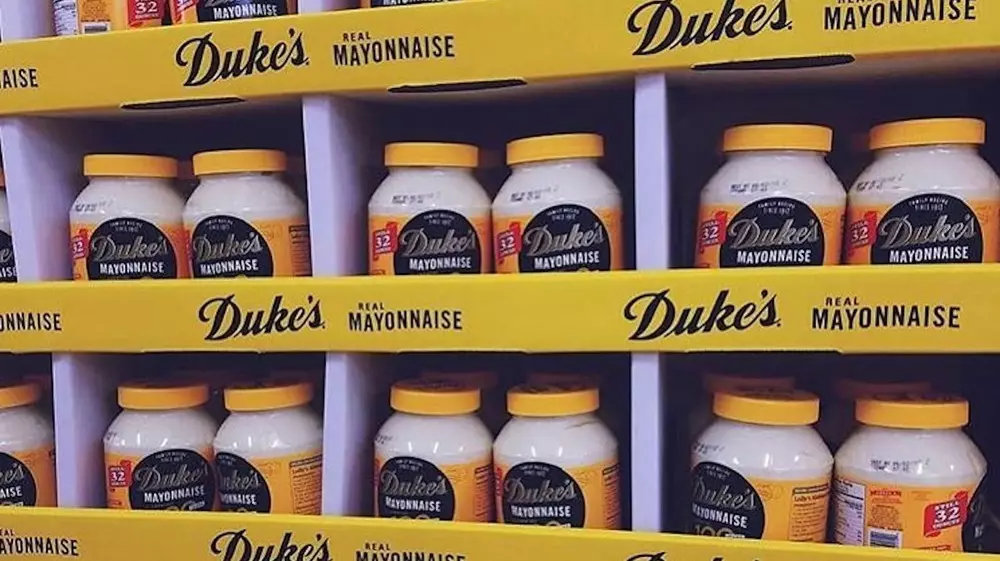 Mga garapon sa Duke's Mayonnaise sa usa ka grocery store