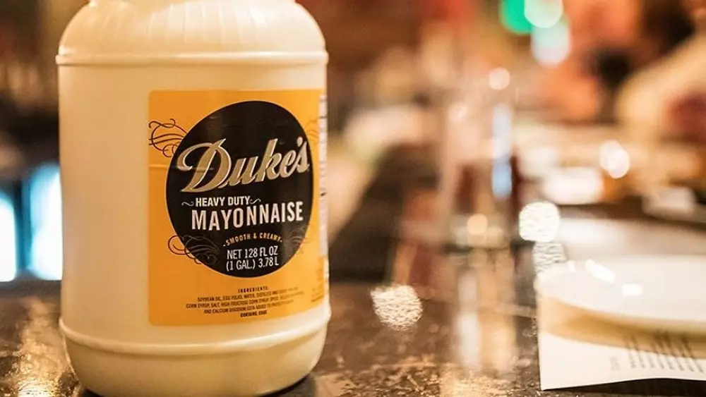 Pot de Duke's Mayonnaise sur un comptoir