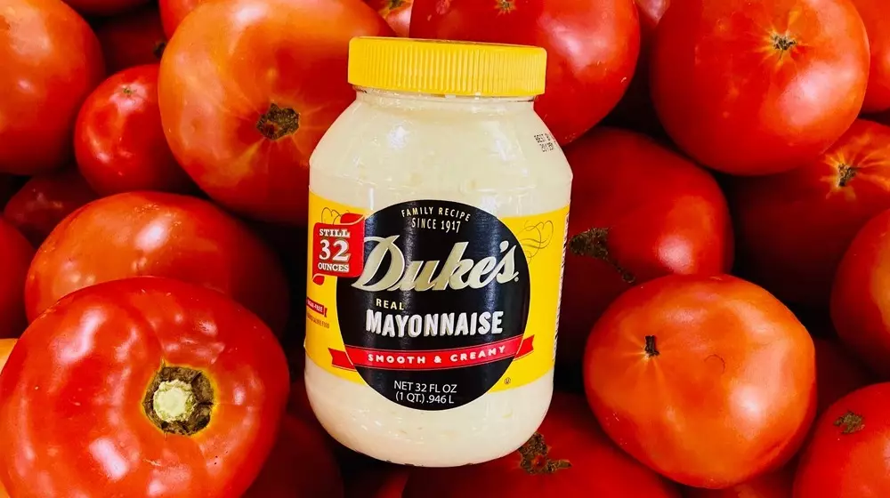 Duke's Mayonnaise over tomatbakgrunn