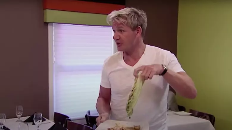 Gordon Ramsay pitelee poltettua salaattia