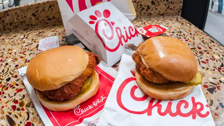 Chick-fil-A sendviče na stole