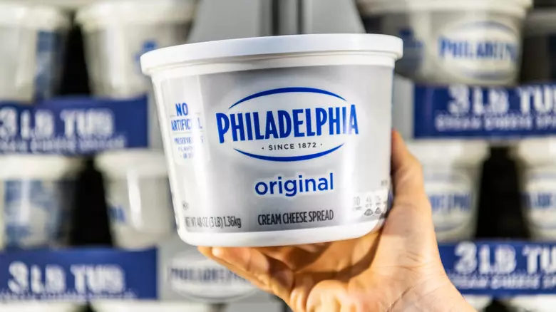 Um pote branco de cream cheese Philadelphia