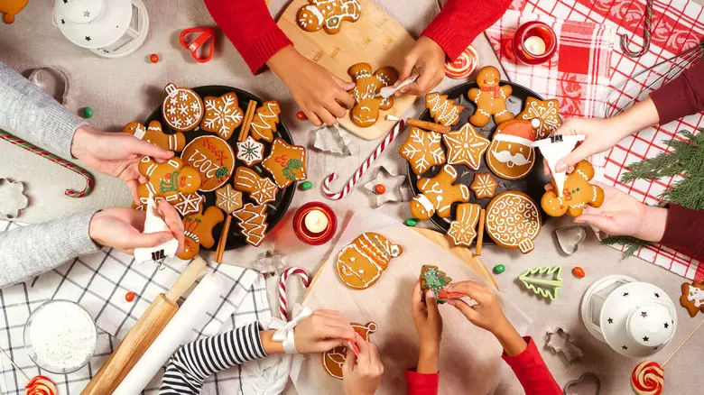 Persone che fanno i biscotti di Natale