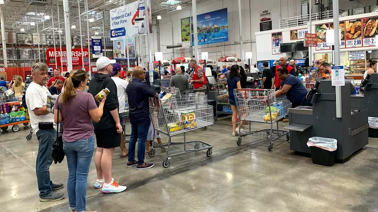 esperando na liña de pago de Costco