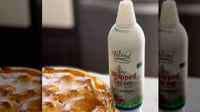 သဘာဝအတိုင်း သဘာဝ Whipped Cream ပါ။