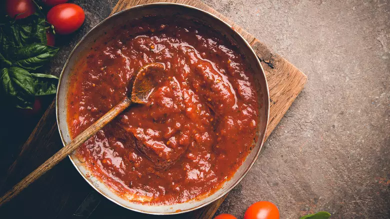 Salsa di pomodoro in una ciotola grigia