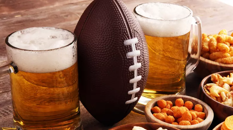足球、啤酒和小吃