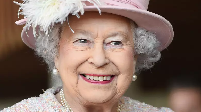 A raíña Isabel II sorrindo