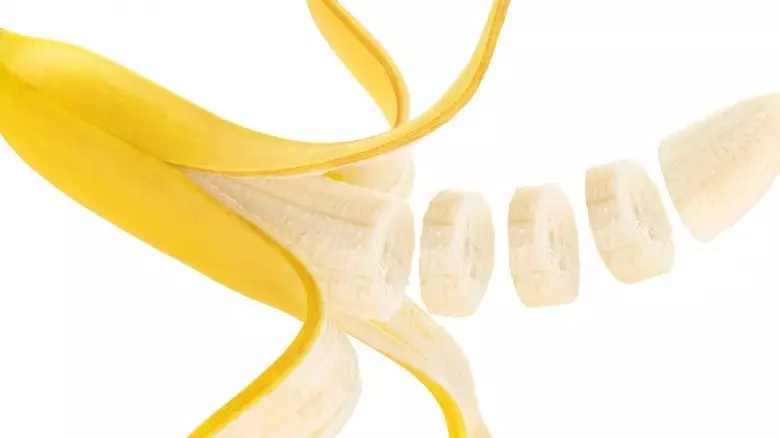 Senŝeligita banano tranĉita en malgrandajn rondojn