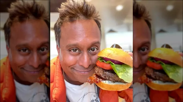 Ali Khan neem selfie met burger