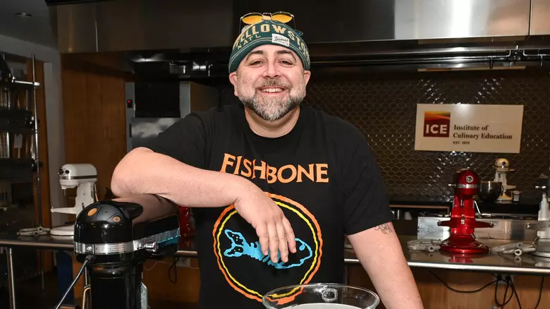 Duff Goldman ໃນເສື້ອຍືດ Fishbone ແລະ beanie