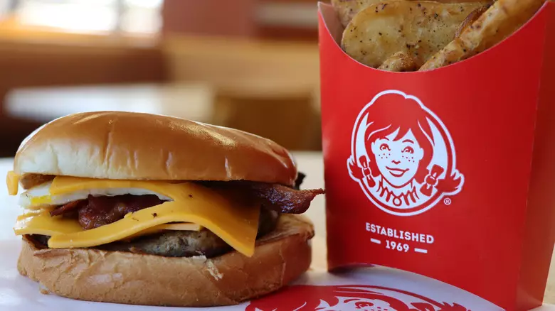 Caixa de frituras de hamburguesa e vermella de Wendy's