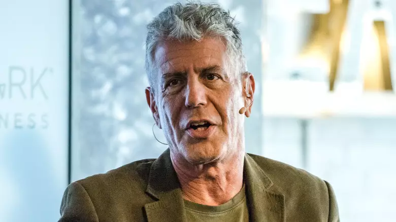 Anthony Bourdain kulaklık mikrofonuyla konuşuyor