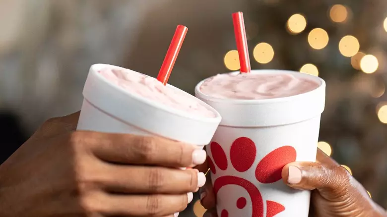 Dúas persoas con batidos Chik-Fil-A