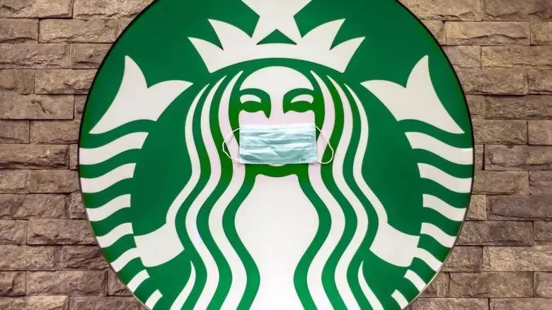 Logo Starbucks ditutupi dengan topeng