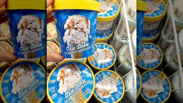 Tawo nga nagkupot sa Trader Joe's Okie Dokie oat milk frozen dessert