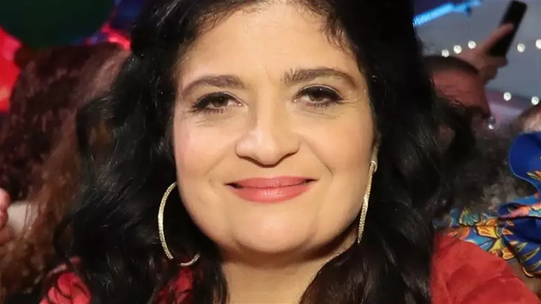 Ο Alex Guarnaschelli φοράει σκουλαρίκια κρίκοι