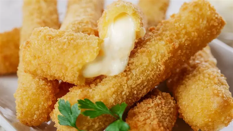 heiße Mozzarella-Sticks