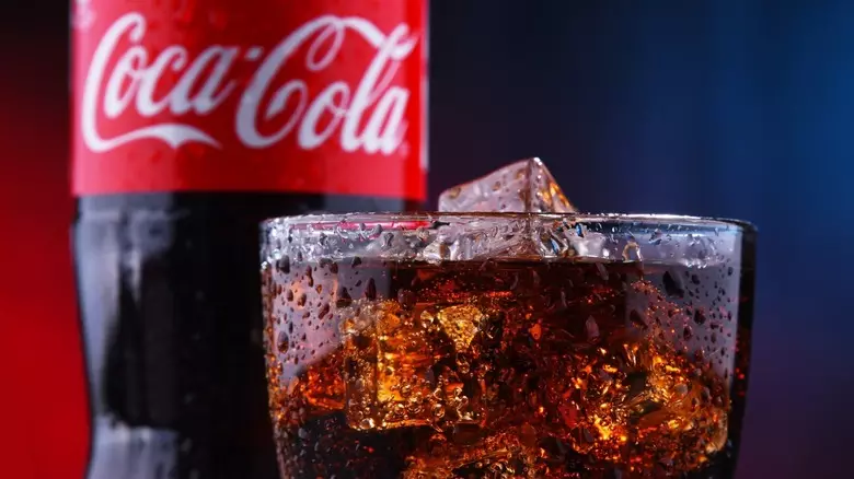 Chupa ya Coca-Cola na glasi ya mawe