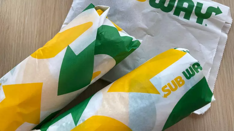 Loro sandwich Subway ing meja