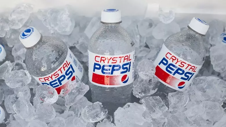 buz üzerinde üç şişe kristal pepsi