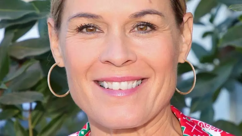 Cat Cora dengan anting-anting gelung dan senyuman lebar