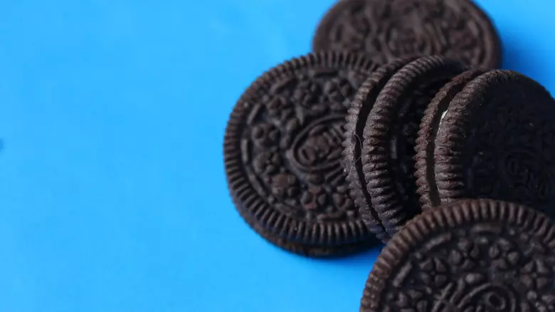 Oreos ing latar mburi biru