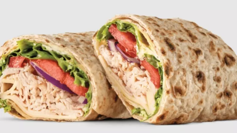 Arby's Roast Turkey tare da Swiss Wrap