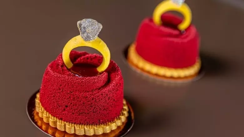 डिज्नी की सगाई की अंगूठी केक