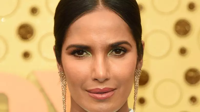 Padma Lakshmi poséiert fir eng Foto