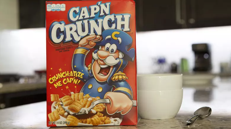 Cap'n Crunch Getreide op countertop mat Schësselcher