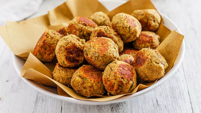 Polpette vegane in ciotola bianca