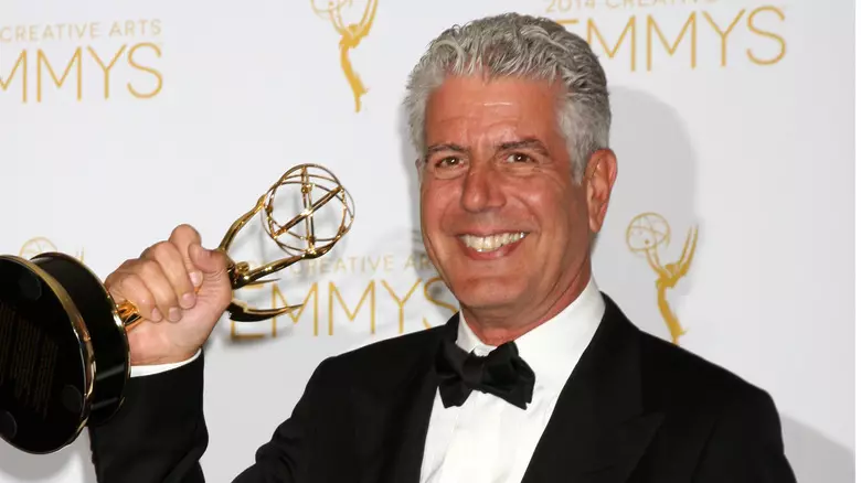 Ο Άντονι Μπουρντέν κρατώντας ένα Emmy