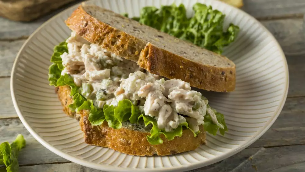 Sandwich sòs salad poul